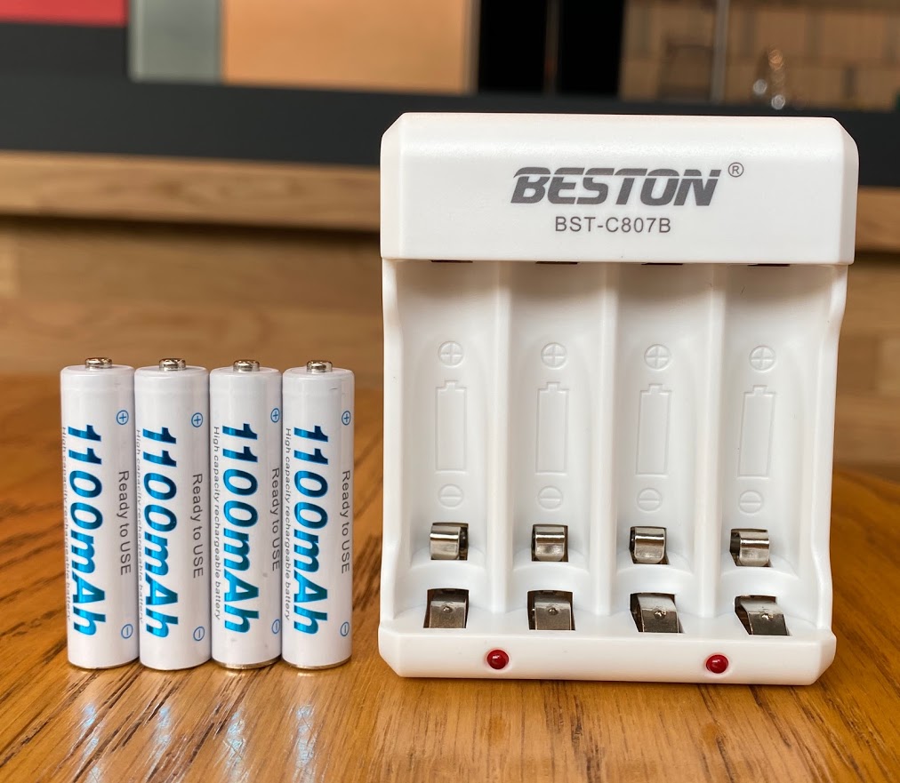 Combo 4 pin sạc AAA 1100 mAh kèm sạc hãng Beston chỉ 130.000 đồng